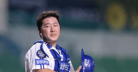 포토 포수로 변신한 삼성 최형우 보직을 바꿔봐