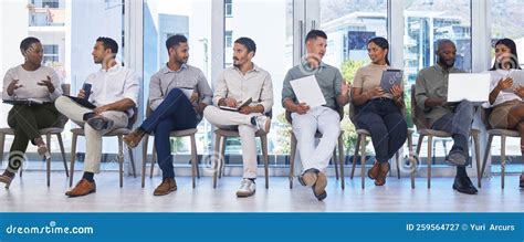 Alineamiento Para Entrevistas Un Grupo De Personas Esperando Ser Entrevistadas Para Un Trabajo
