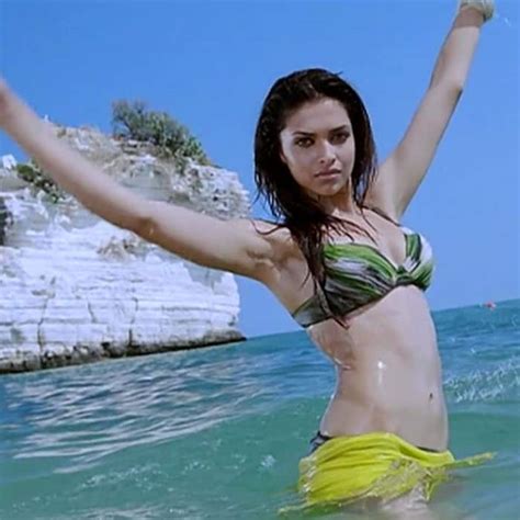 Deepika Padukone Showing Off Her Seductive Bikini In A Hd Picture