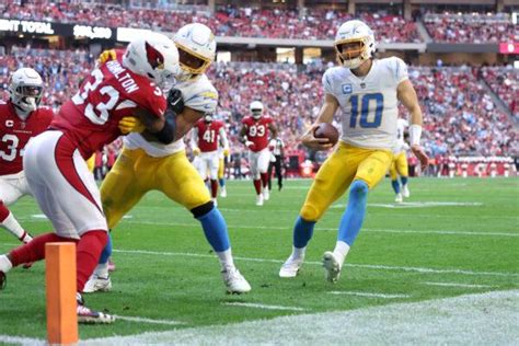 Herbert Rallies Chargers To 2524 Win Over Cardinals The Epoch Times