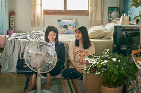 스마트폰을 떨어뜨렸을 뿐인데는 아쉽지만 잘 만든 영화
