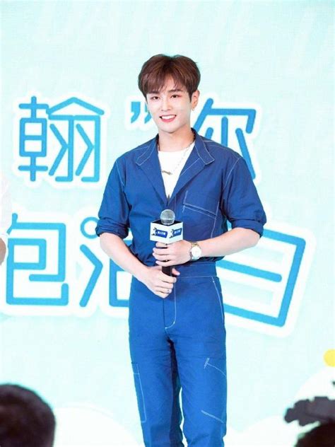 25歲李汶翰和27歲肖戰，同穿連體褲，誰更有少年感？ 每日頭條
