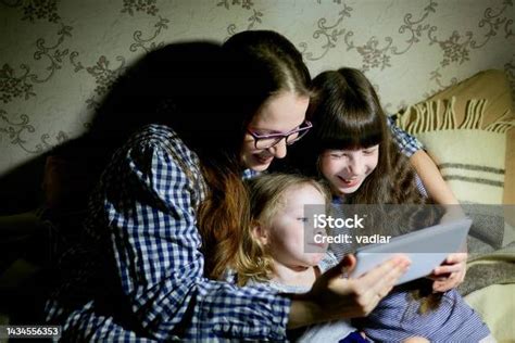 가정에서 만화와 재생을 보고 태블릿 컴퓨터와 어머니와 아이 들 10 11세에 대한 스톡 사진 및 기타 이미지 10 11세 2 3 살 35 39세 Istock