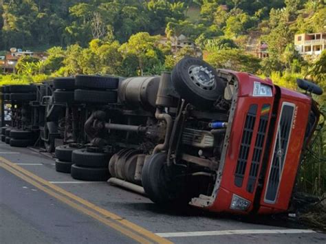 G1 Acidente entre caminhão e ônibus deixa feridos em Juiz de Fora