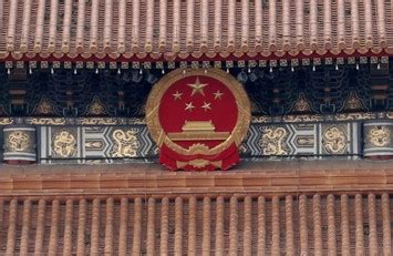 天安门城楼挂上新国徽，可用50年 搜狐大视野 搜狐新闻