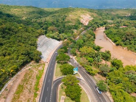 Por Las Lluvias Se Cayó Parte Parcial Del Pavimento En La Vía Bogotá