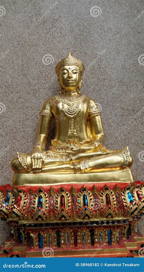 Χρυσό γλυπτό του Βούδα στη ζωηρόχρωμη βάση γυαλιού Στοκ Εικόνες εικόνα από 58968182