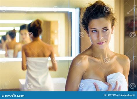 Mooi Meisje Dat Haar Reflectie In Een Spiegel Bewondert Stock Foto