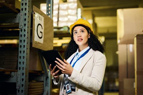 물류 검사 및 태블릿은 계획 체크리스트 및화물을 위해 선적 창고에서 흑인 여성과 함께합니다 공급망 배송 및 전자 상거래와 함께 보관 재고 및 안전을 위해 공장에서 근무하는