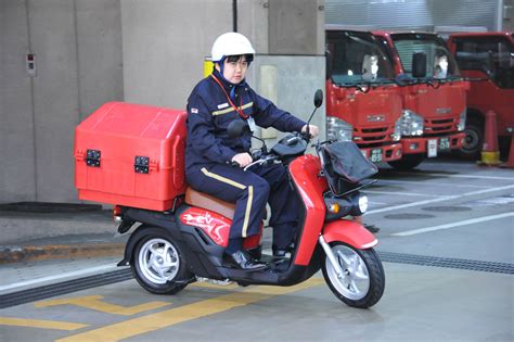 赤い郵便バイクが50年ぶりの大変身！ これからの郵便配達はホンダの電動スクーターにおまかせ