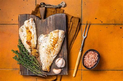 Filet De Perche Rouge De Mer Rôti Poisson Sébaste Sur Planche De Bois