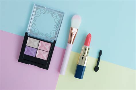 평면 복사 공간 화려한 배경에 오렌지 립스틱 핑크 치크 브러쉬와 아이섀도우 팔레트에 대 한 크리에이 티브 여성 장식 화장품의 누워 0명에 대한 스톡 사진 및 기타 이미지