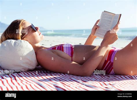 Femme Lisant Sur Une Plage Tropicale Banque De Photographies Et D