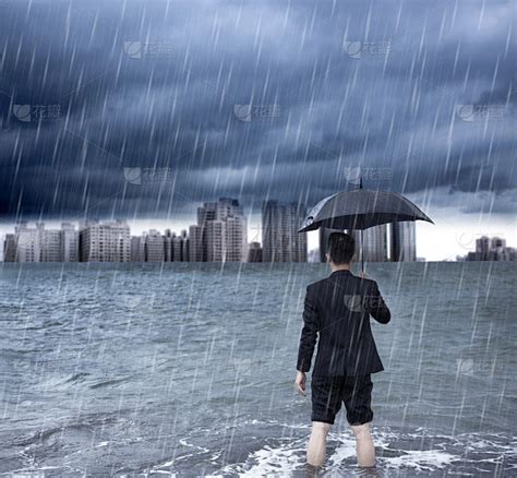 商人拿着伞，站着与大暴雨素材 花瓣网