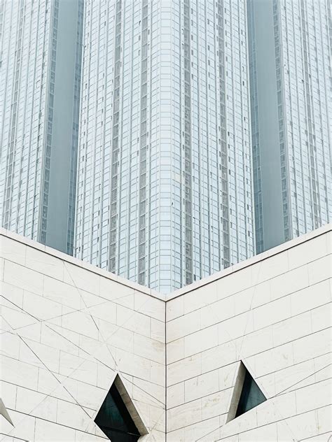 건물 외관 건설 건축 건축 대칭 건축 사진 고층 고층 건물 구름 구조 설계 그레이스케일 극적인 건축 기하학적 낮은 각도 다이나믹한 도시 도시 경관