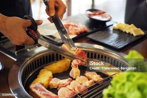 한국식 그릴 돼지 고기 배꼽 바베큐 트렌디 한 한국 바베큐 요리 신선한 야채와 디핑 소스와 함께 제공됩니다 삼겹살구이에 대한