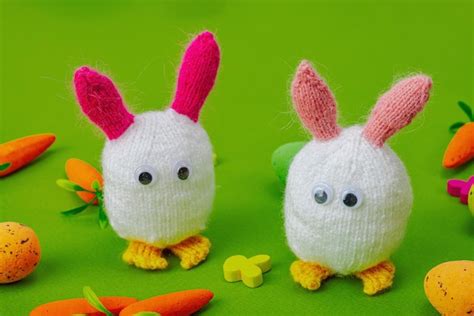 Premium Photo Handmade Easter Concept Knitted Bunnies With Traditional Decora