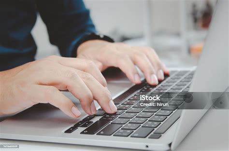 책상에 키보드 컴퓨터 노트북을 입력하는 손을 가까이 비즈니스 기술 온라인 및 책상 위의 커뮤니케이션 가상현실에 대한 스톡 사진