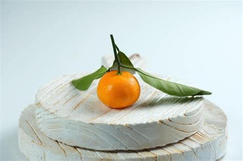 Mini Naranjas Sobre Fondo Blanco Foto Premium