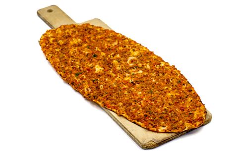 Lahmacun 또는 터키 피자는 흰색 배경에 격리되어 있습니다 터키 음식 클로즈업 갈색에 대한 스톡 사진 및 기타 이미지