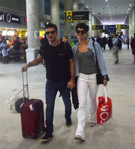 EGO Sophie Charlotte e Daniel Oliveira desembarcam no Rio de mãos dadas notícias de Famosos