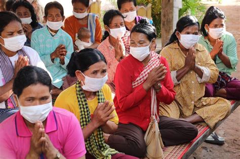 លោកស្រី ហ៊ុន ម៉ាណា អញ្ជើញ នាំយកទេយ្យវត្ថុប្រគេនដល់វត្តទួលសំបុកគ្រៀល ស្ថិតនៅស្រុកសាមគ្គីមានជ័យ