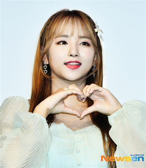 세러데이 아연 예쁜 표정 봤어 포토엔hd 손에 잡히는 뉴스 눈에 보이는 뉴스 뉴스엔