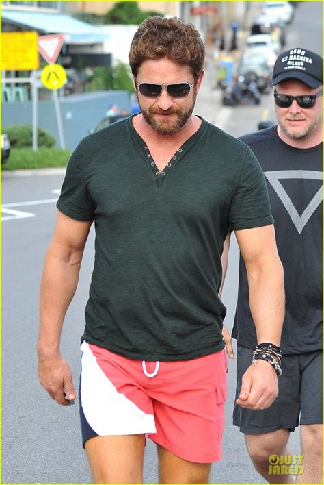 Gerard Butler Shows His Barefoot Confidence At Sydney Bondi Beach Lunch
