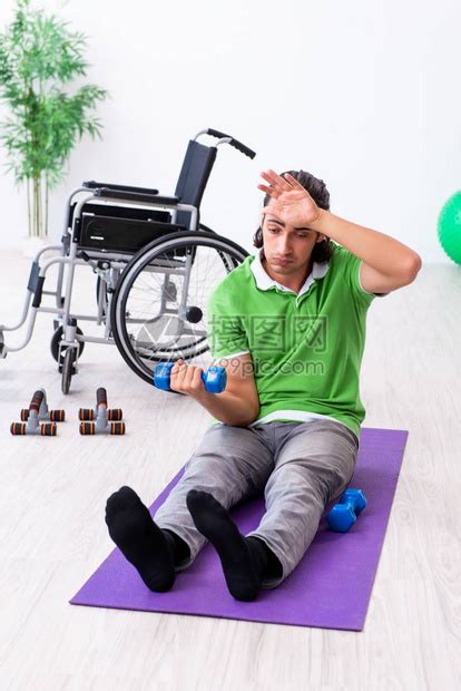 坐在轮椅上的青年男高清图片下载 正版图片504523016 摄图网