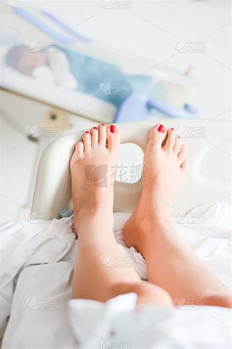 母亲儿童新生儿产科病房垂直画幅父母折叠童车看新生活婴儿用品