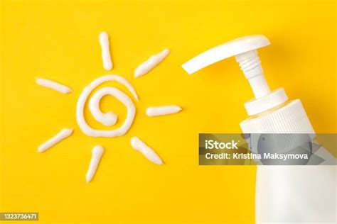 자외선 차단제 치료 밝은 노란색 배경에 다양한 자외선 차단제와 선크림 태양 보호 자외선 보호 여름 맨 위 보기입니다 0명에 대한