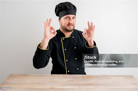 젊은 남성 요리사 에 검정 유니폼 보여주는 더블 Ok 기호 건강한 식생활에 대한 스톡 사진 및 기타 이미지 건강한 식생활 남자 남자들만 Istock