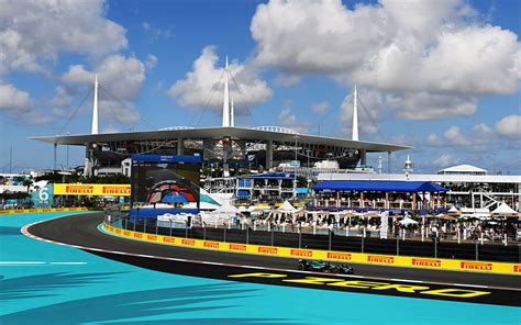 マイアミ・インターナショナル・オートドロームを周回するフェルナンド・アロンソ（アストンマーチン）、2024年5月3日f1マイアミgp