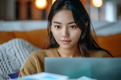 互联网冲浪的亚洲女子高清图片下载 正版图片600994494 摄图网