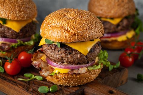 가벼운 콘크리트 배경에 쇠고기 베이컨 치즈 양상추 토마토의 수제 맛있는 햄버거 세트 지방 건강에 해로운 음식 클로즈업 감자
