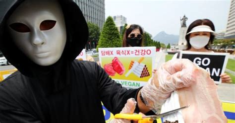 포착 잘려나가는 베이컨과 담배광화문의 비건 시위