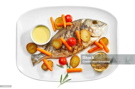 감자 당근 체리 토마토를 흰색 접시에 구운 도라도 흰색 배경에 격리 위에서 보기 건강한 생활방식에 대한 스톡 사진 및 기타