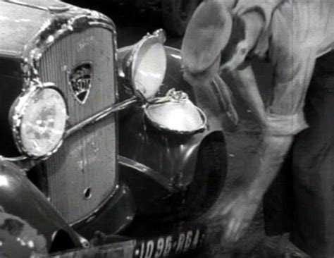 IMCDb org 1932 Peugeot 301 Confort Cabriolet Décapotable in Mauvaise