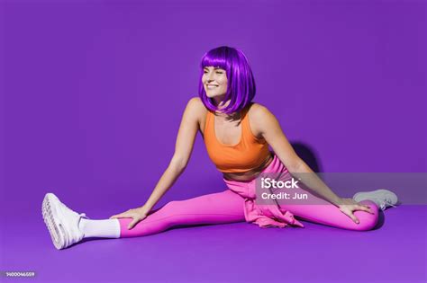 보라색 배경에 앉아있는 화려한 운동복을 입은 쾌활한 여성 30 34세에 대한 스톡 사진 및 기타 이미지 30 34세 가발 건강한 생활방식 Istock