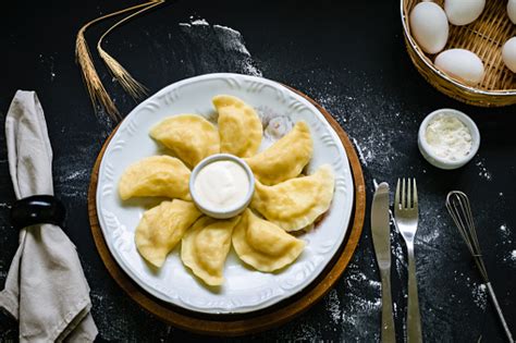 전형적인 동유럽 요리 는 바 렌 키 바레이 파이로 시 또는 피에 리 기 라고 불리 며 보통 감자와 함께 채워진 신선한 크림과 함께 제공 됩니다 Handmade 쓰 0명에