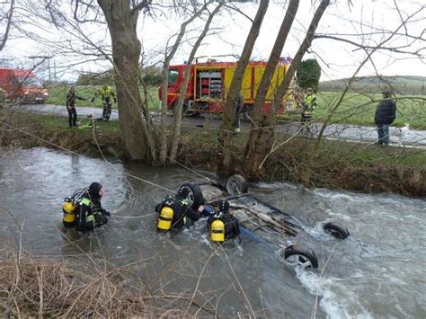 Voiture tombée dans un ru les pompiers sauvent un chien Sens 89100