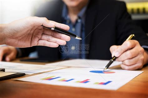 讨论文书工作共同使用笔记本电脑团队工作和集思广益概念的一组成功的商业高清图片下载 正版图片507446114 摄图网