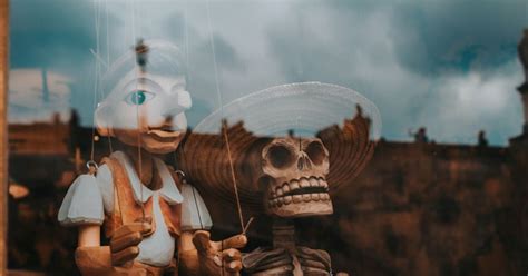 4 Key Differences Between Wooden And Plastic Marionettes Marionettescz