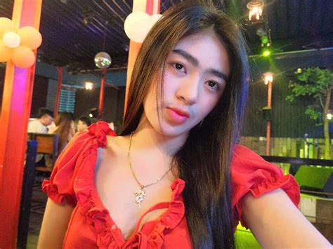 ស្រីស្អាតម្នាក់ ក្នុងចំណោមបក្ខពួក៥នាក់ ត្រូវនគរបាលឃាត់ខ្លួនក្រោយដើរលូកហោប៉ៅខោពលរដ្ឋនៅផ្សាររាត្រី