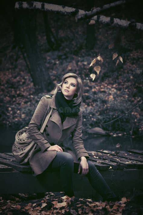 Blonde Frau Der Jungen Mode Im Herbstwald Stockfoto Bild Von Leute