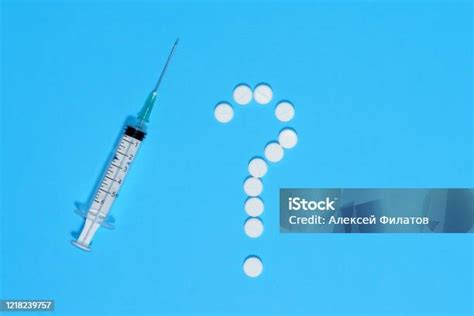 파란색 배경에 마약 제약 준비 주사기 또는 알약의 선택 플랫 누워 공간 텍스트를 복사할 수 있는 장소 건강관리와 의술에 대한