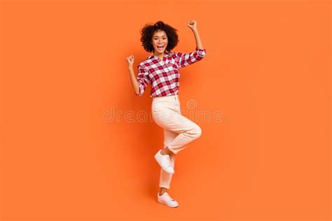 Foto De Uma Doce Sortuda Camisa Vestida De Cheque Caminhando Punhos