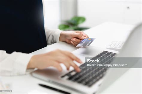 온라인 쇼핑에 돈을 쓰는 여자 신용카드를 들고 노트북을 사용하는 손은 재택 전자 상거래와 인터넷 뱅킹 개념에서 일한다 고객에 대한 스톡 사진 및 기타 이미지 Istock