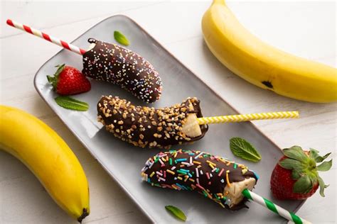 Plátanos bañados en chocolate amargo y cubiertos con caramelo decorativo Foto Premium