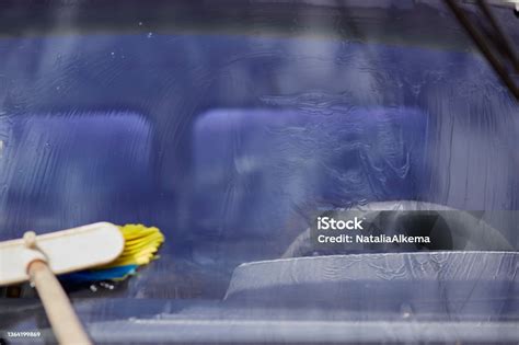 브러시로 물로 차를 씻는다 홈 루틴 봄 청소 컨셉 차량 관리 교통수단에 대한 스톡 사진 및 기타 이미지 교통수단 기계공 남성 Istock